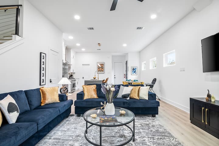 Spacious Downtown Houston Home • 5 Beds, 2.5 Baths - Houston, TX