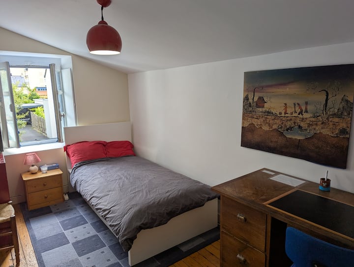 Une Chambre Calme, Dans L'ancien Rénové - Nantes
