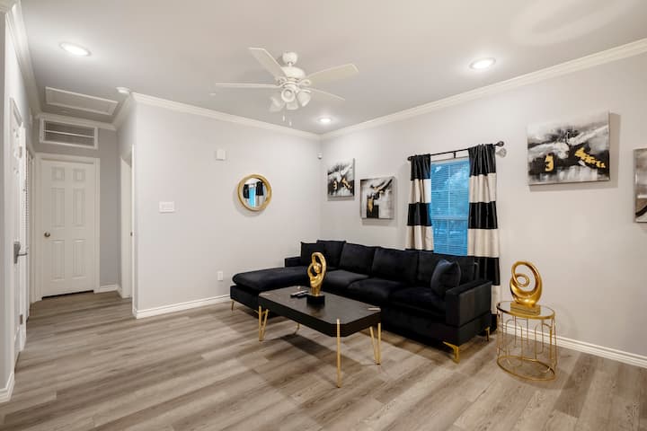 Urban Luxe 1br Flat C | Prime Spot W/ Free Parking - Houston, TX
