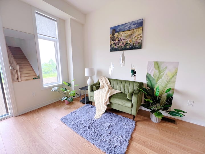 Modern Family Friendly Convenient In Richmond Hill - Markham