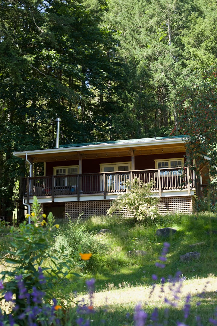 2br Hobby Farm Cottage Near Ganges - Galiano Island