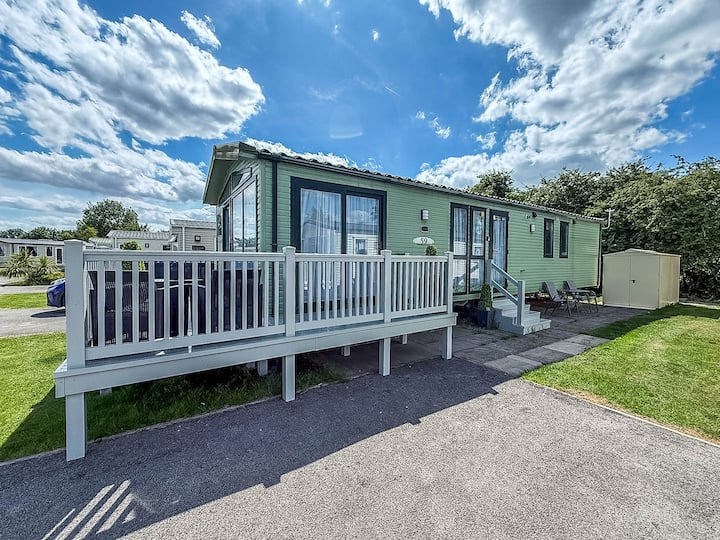 Caravan With Decking At Southview Park Ref 33059v - Skegness