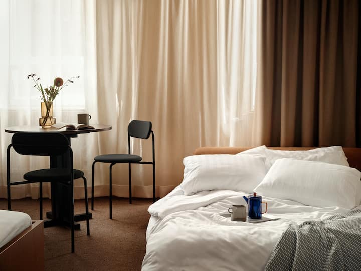 Spacious Studio W/ Kitchen & Queen Bed In Norrmalm - Stockholm