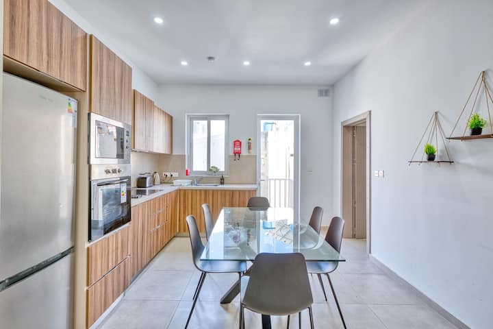 Modern 2br | Sleeps 6 | 2 Mins To Ta’ Xbiex Marina - Malta