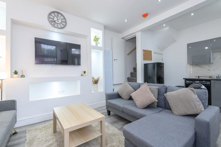 Central & Spacious Family Retreat - Free Parking - Leeds