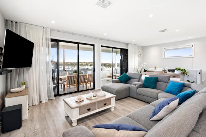 This Spacious River Home Comfortably Sleeps 13 - Mannum