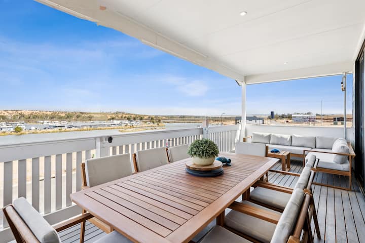 This Spacious River Home Comfortably Sleeps 13 - Mannum