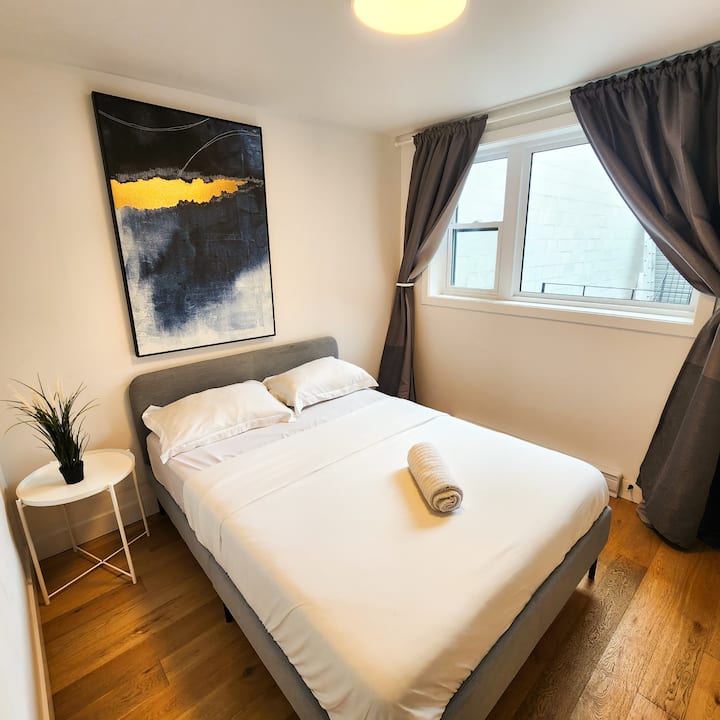 Chic Apt Free St Parking Near Metro & Dining - Montreal
