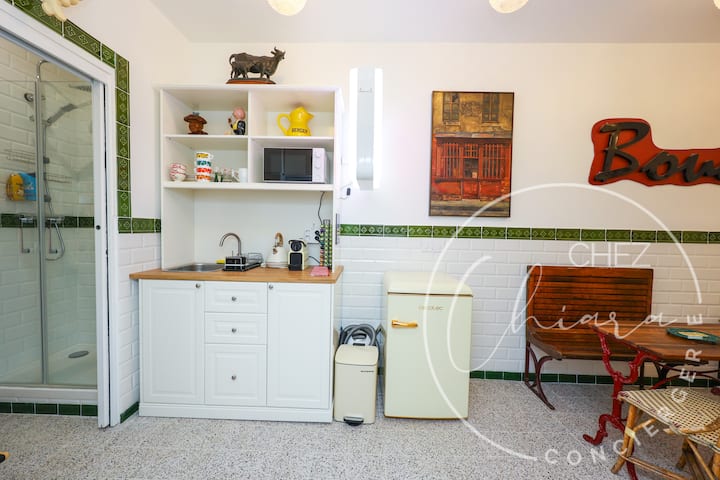 Paris Retro Bistro Escape – Authentic & Cozy - Paris
