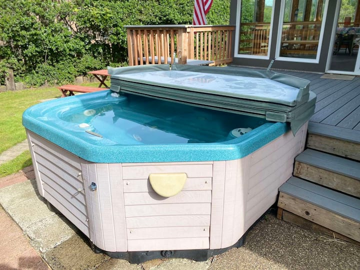 Spacious Getaway, Hot Tub, Walk To Beach Fun! - Lincoln City, OR