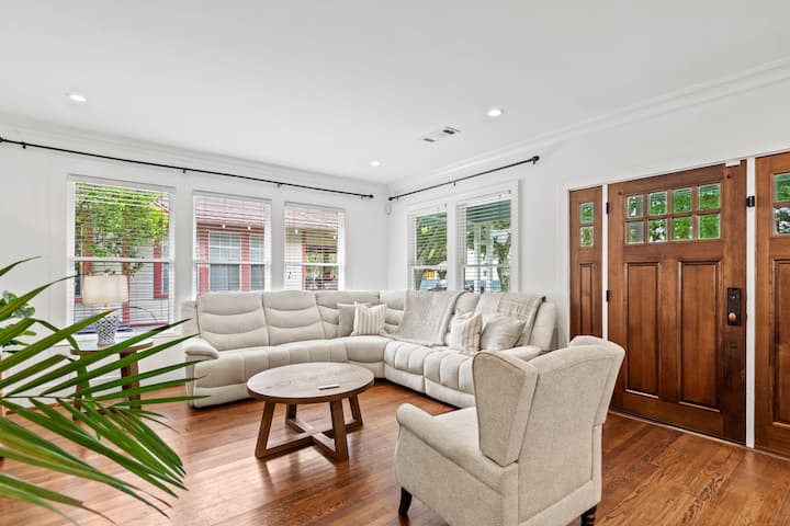 Charming Heights House | 3b/2b | Pool + Walkable! - Houston, TX