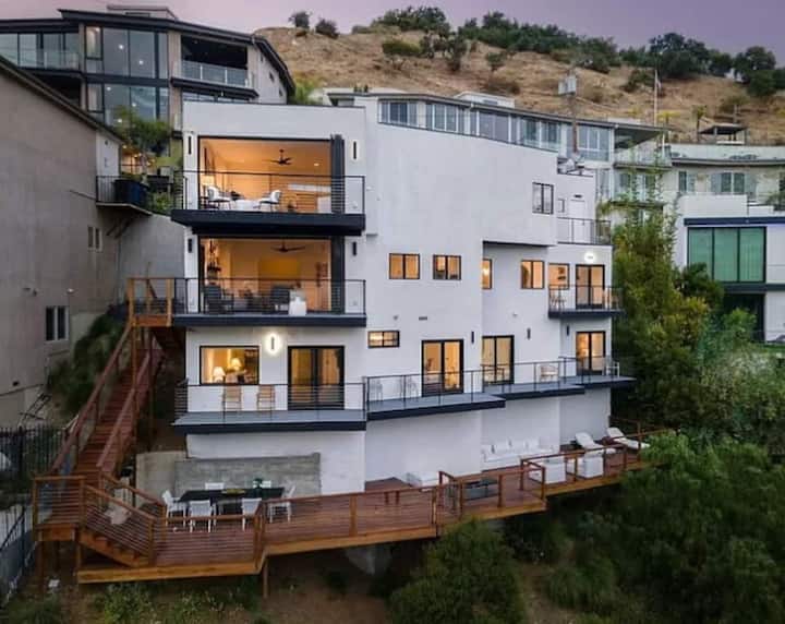 Luxurious Hollywood Hills Mansion| 6bd, Gym & More - Beverly Hills, CA
