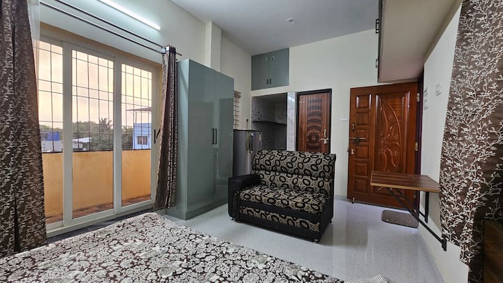 Cozy And Bright Terrace Room - Hubli