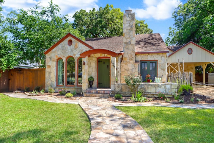 Downtown
Boerne, Sleeps 4! - Boerne, TX