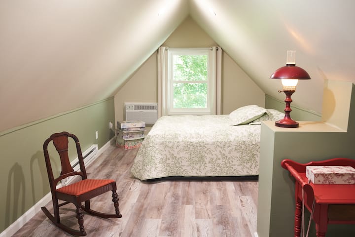 Attic Haven Overlooks Woods - Carbondale, IL