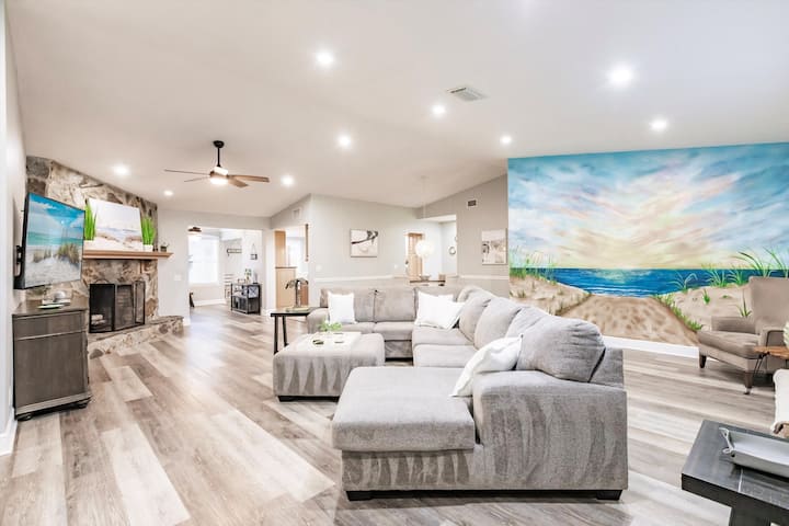 Heated Pool + Game Room | 10 Min To Beach & Img - Anna Maria, FL