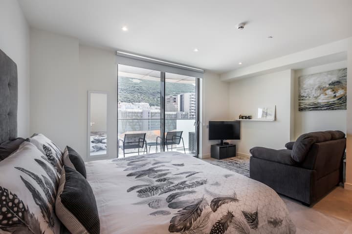 Luxury Eurocity Resort With Stunning Views & Pool - Gibraltar