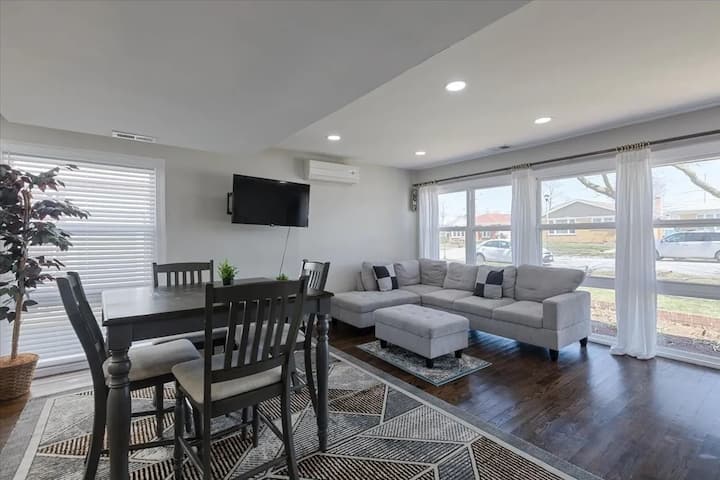 Skokie Sanctuary: Spacious 4br W/ Patio & Laundry - Glencoe, IL