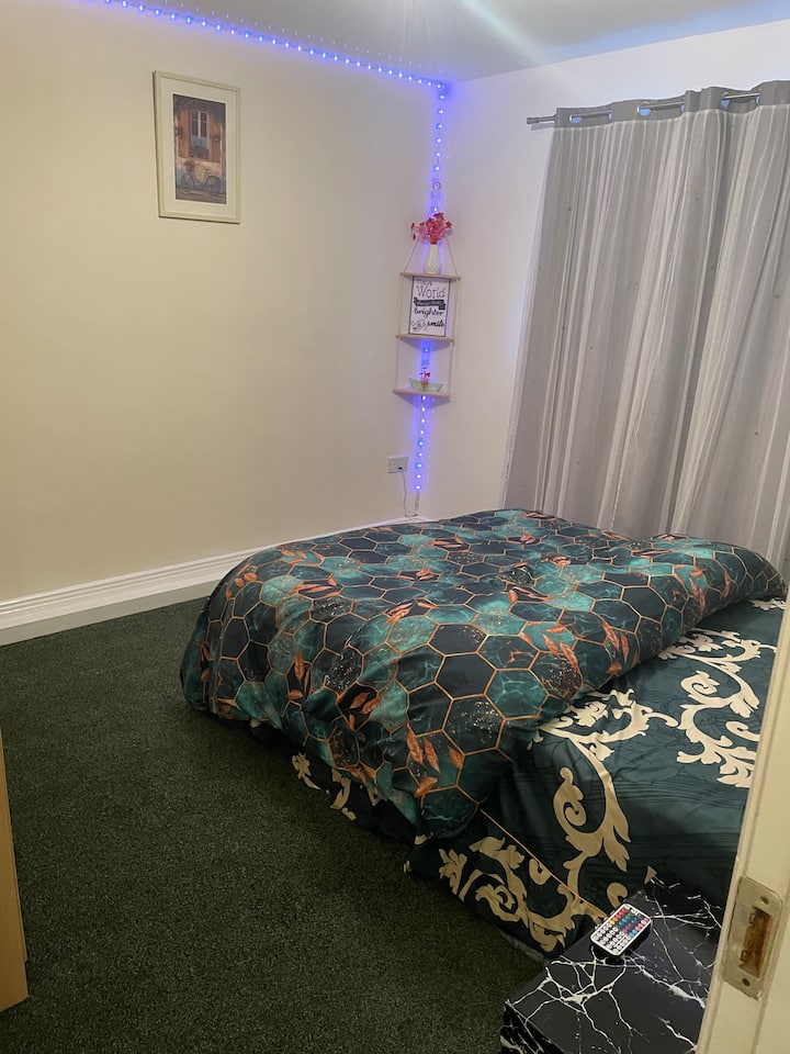 Immaculate Room In 2 Bed Apart - Shannon