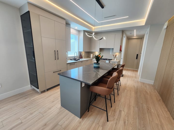 Luxury 3-bedroom Home Modern Retreat In Vancouver - Ladner