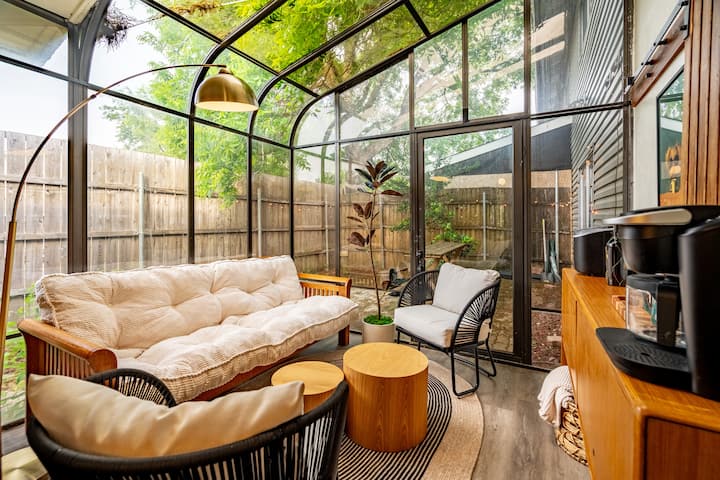 Sunlit Designer Home With Tranquil Sunroom Space - Garland, TX