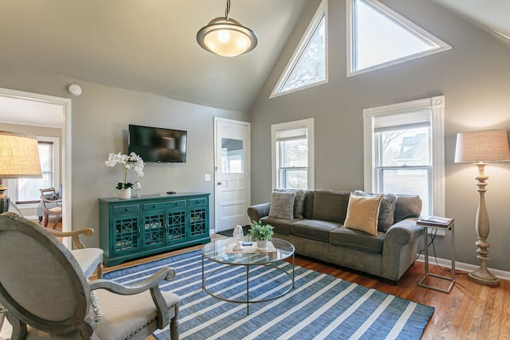 Pineappleroc South Wedge Retreat - Rochester, NY