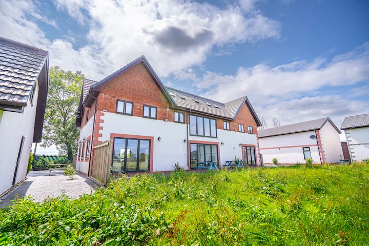 Farm House For Large Groups: 8 Bedrooms & 7 Baths - Stafford