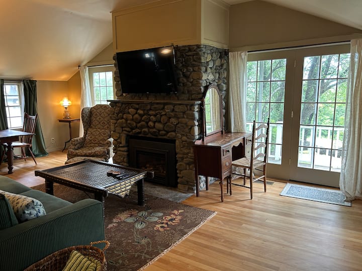 Earhart Cottage | Fireplace & Sauna | Views - Montpelier, VT