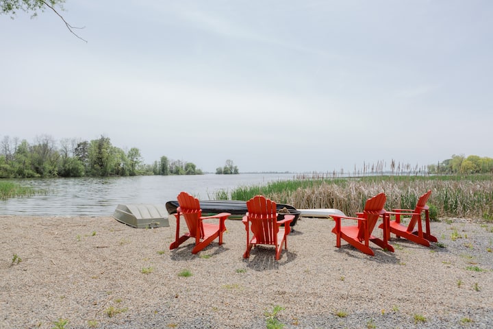Wine, Waterfront & Sunsets At West Lake Cottage - Prince Edward