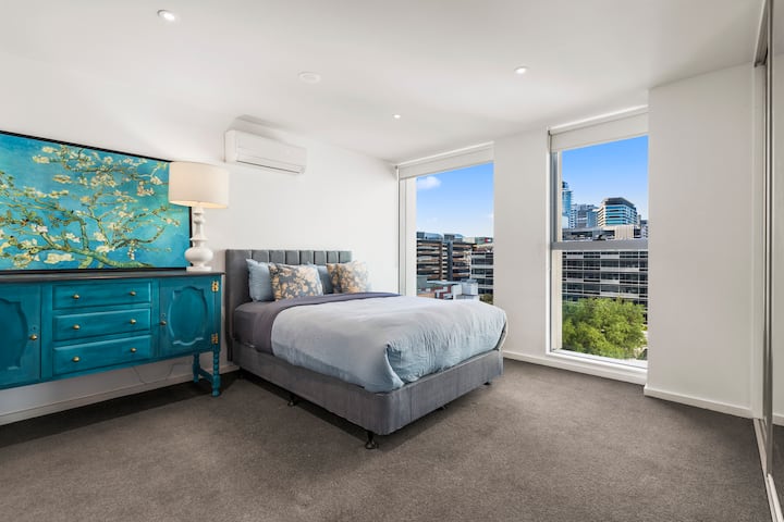 Teal-touched Retreat By The Sea - Williamstown