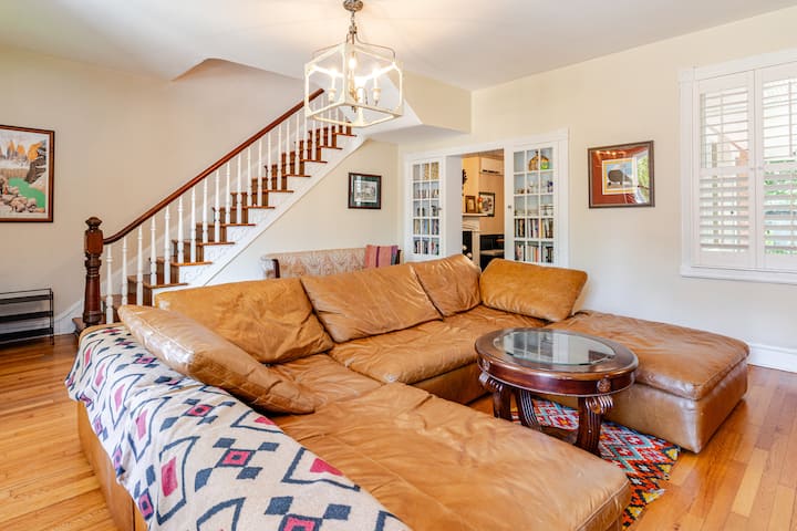 Historic Downtown Home W/ Yard - Frederick, MD
