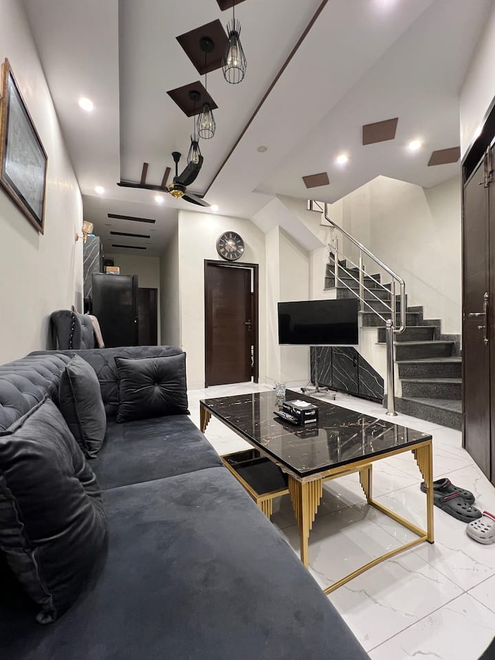 3bhk |Luxury |Netflix |Ac |Free Parking |Lahore. - Lahore