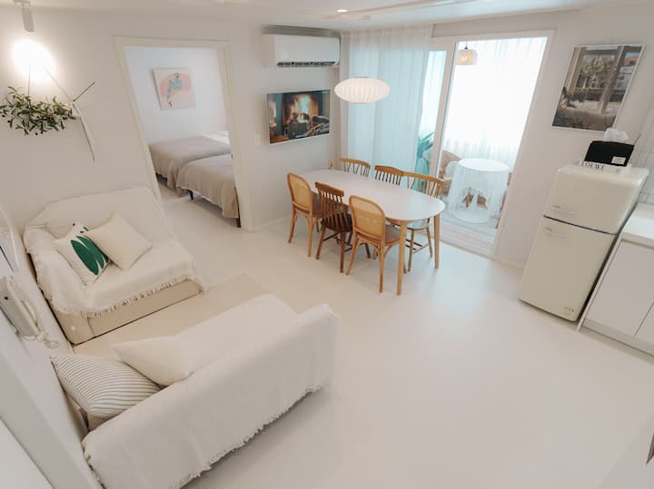 [오픈-특가!] 공항철도 홍대역/도보 10분/편의점 2분/넓은 공간/퀸침대/건조기/무료주차 - Seoul