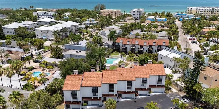 2br/4ba Pool View Townhouse 250 Yards To The Beach - Siesta Key, FL