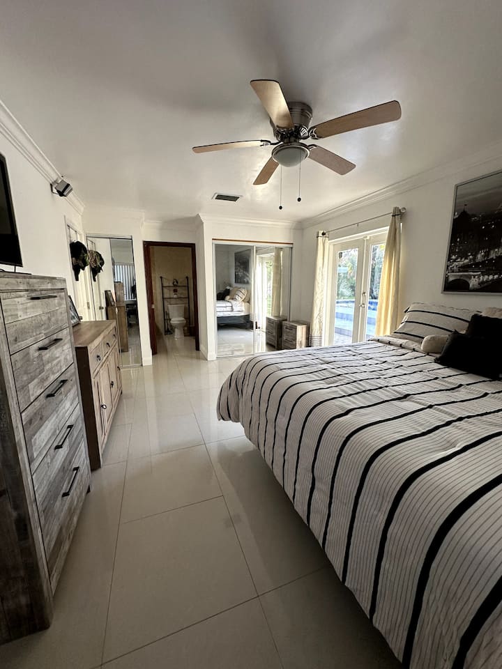 Lux Suite/pool/nearairport&beach/private Entrance - West Palm Beach, FL