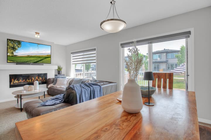 Family Friendly | 2 King Beds | Large Deck - Edmonton