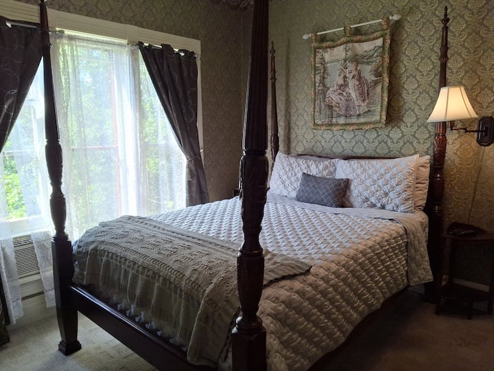 The Tabby Room At The Painted Cat Bed & Breakfast - Galena, IL