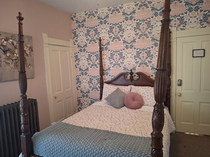 The Persian Room @ The Painted Cat Bed & Breakfast - Galena, IL