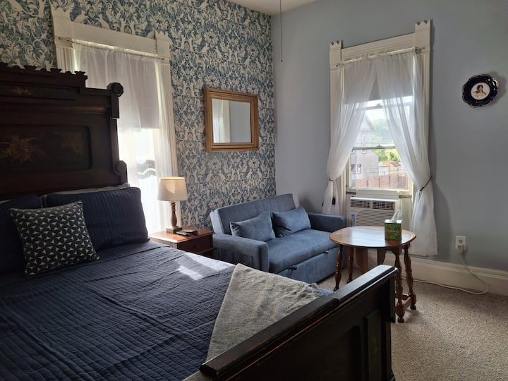 The Russian Blue Room At The Painted Cat B&b - Galena, IL