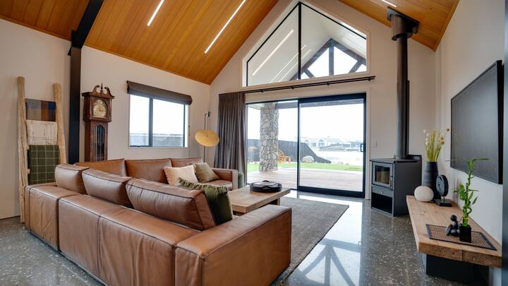 Lake Hood Escape & Private Jetty - Ashburton