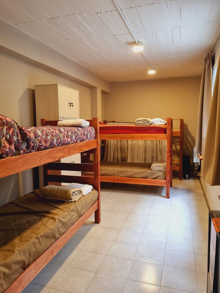 Dormitorio Femenino Compartido De 6 Camas - Puerto Madryn