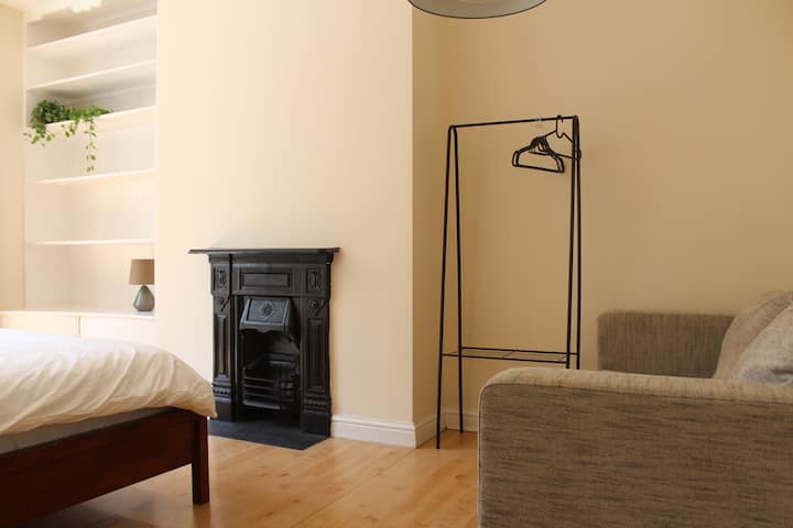 Bright And Comfortable Room - Chingford