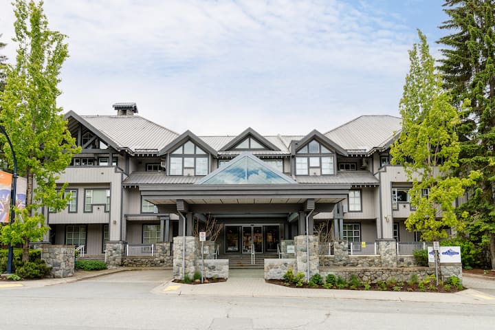 Ski In Ski Out Apartment On Upper Village Stroll. - Whistler