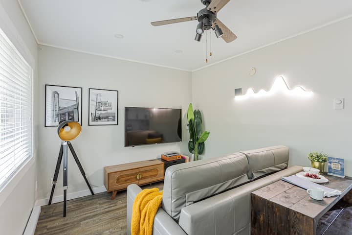 Modern 1br W/ac + Sofa Bed + Kitchen - Hope