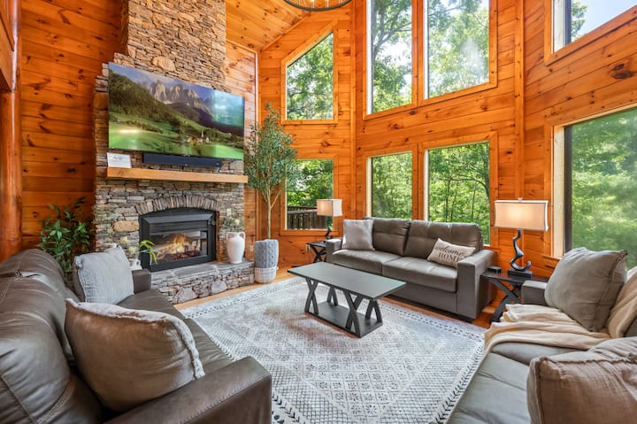 Gorg Cabin W Privacy, Proximity, Gameroom & Hottub - Pigeon Forge, TN