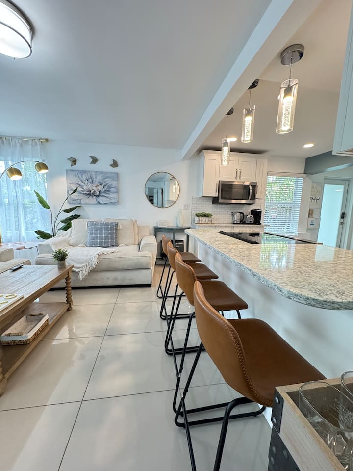 Anchors Away - By Crew Haven - Fort Lauderdale