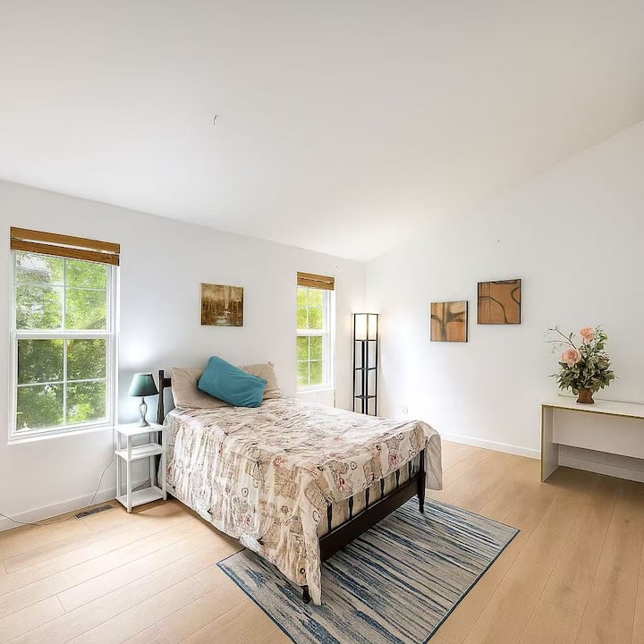 Gorgeous Master Room In Prime Location $1800+/mon - Bellevue, WA