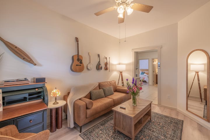 Historic Downtown Farmhouse Apt (Walk Everywhere!) - Johnson City, TN