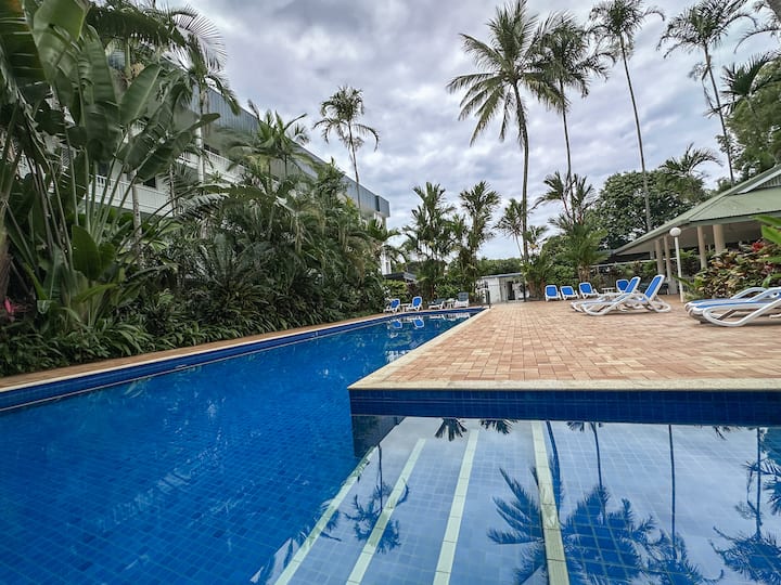 The Idle | Nostalgic Beach Apartment In Clifton - Cairns