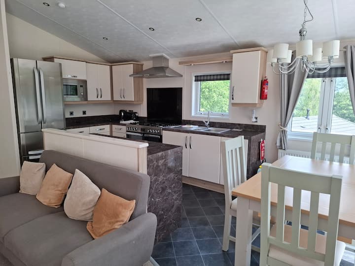 Woodland Lodge - 2 Bedroom Spacious Lodge Sleeps 4 - Battle